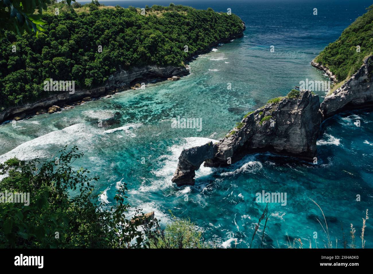 Magnificent shades of blue and turquoise for the water seen from above ...