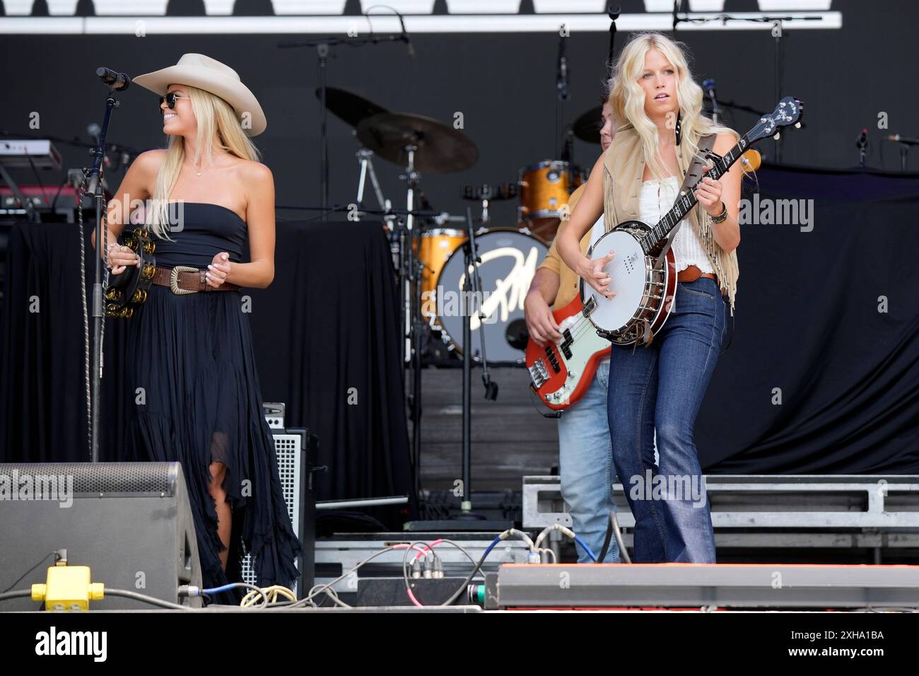 Lily, left, and Powell Balkcom perform during Windy City Smokeout on ...