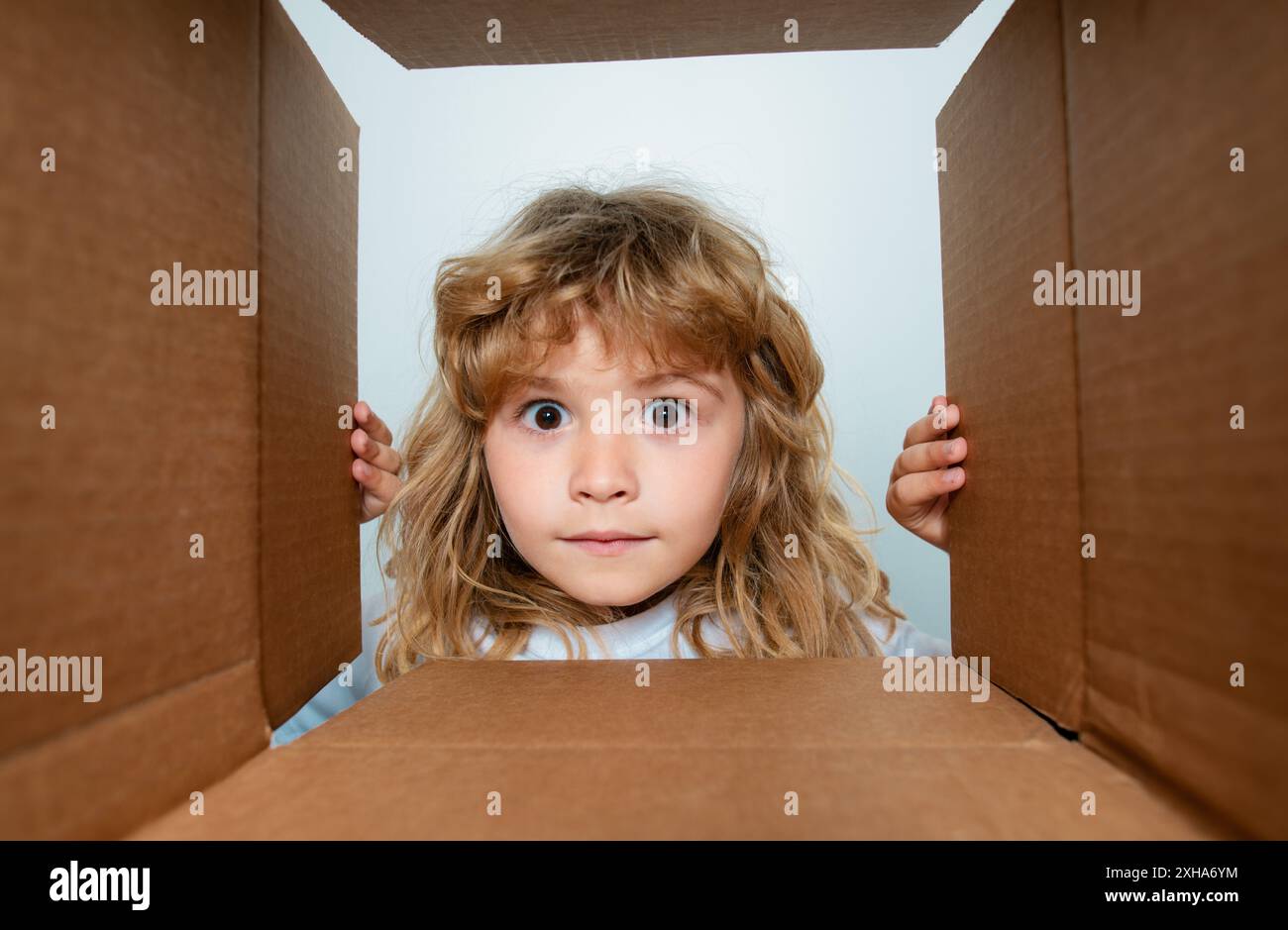 Happy kids inside cardboard box hi-res stock photography and images - Alamy