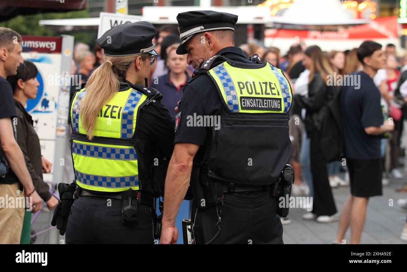 Bergedorfer Stadtfest 2024. Polizisten überwachen das Geschehen auf dem ...