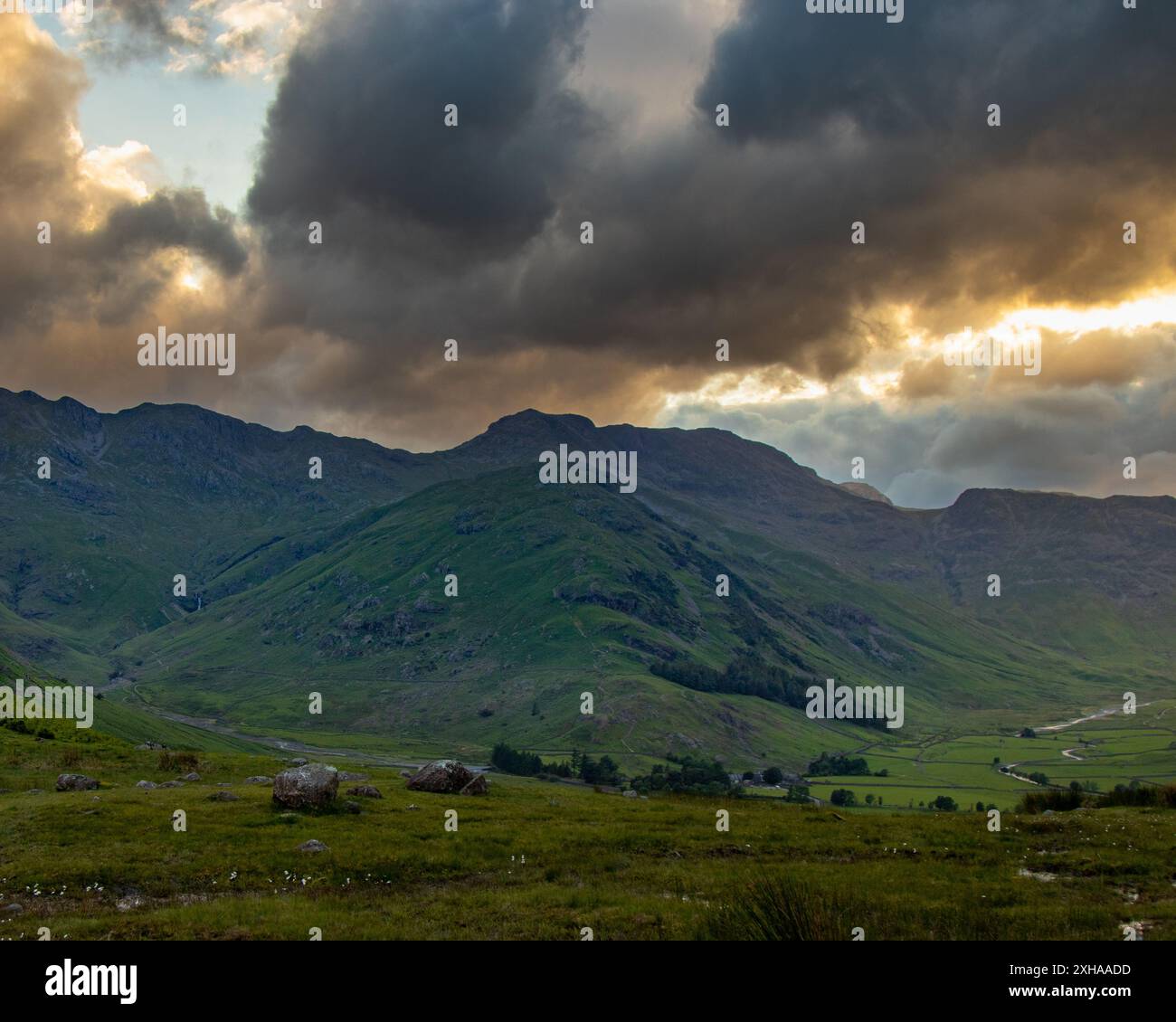 Colorful dramatic sunset skies hi-res stock photography and images - Alamy