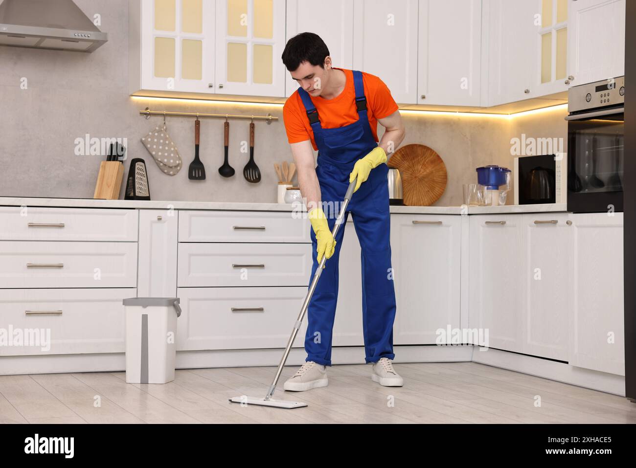 Worker wearing gloves washing hi-res stock photography and images - Alamy