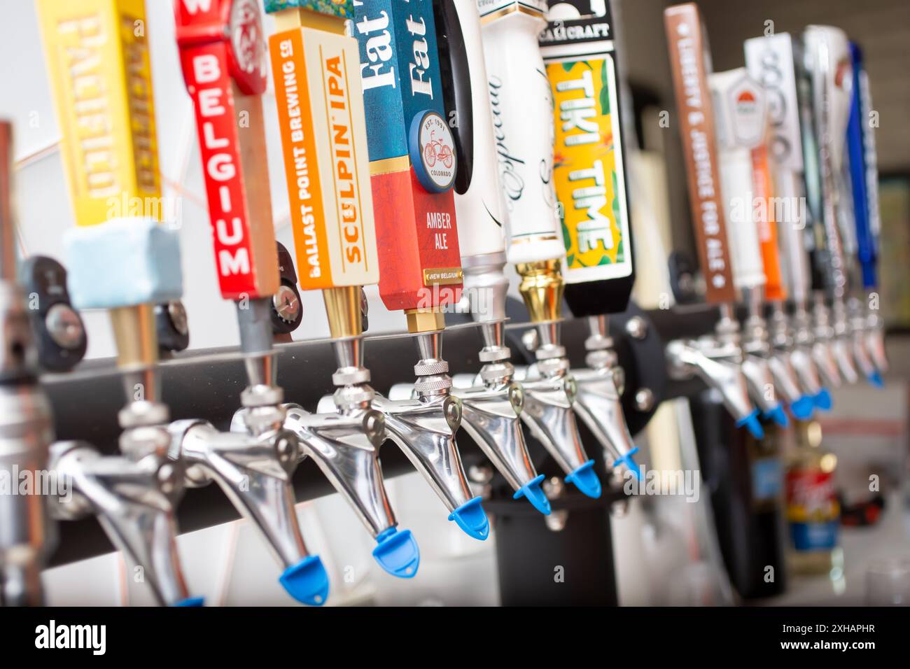 Modelo beer logo hi-res stock photography and images - Alamy