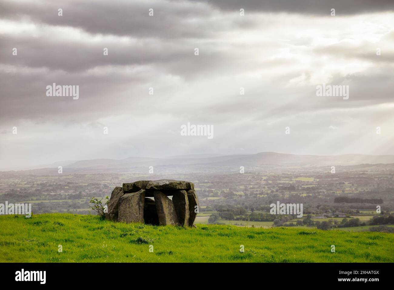 4000 year old neolithic tomb hi-res stock photography and images - Alamy