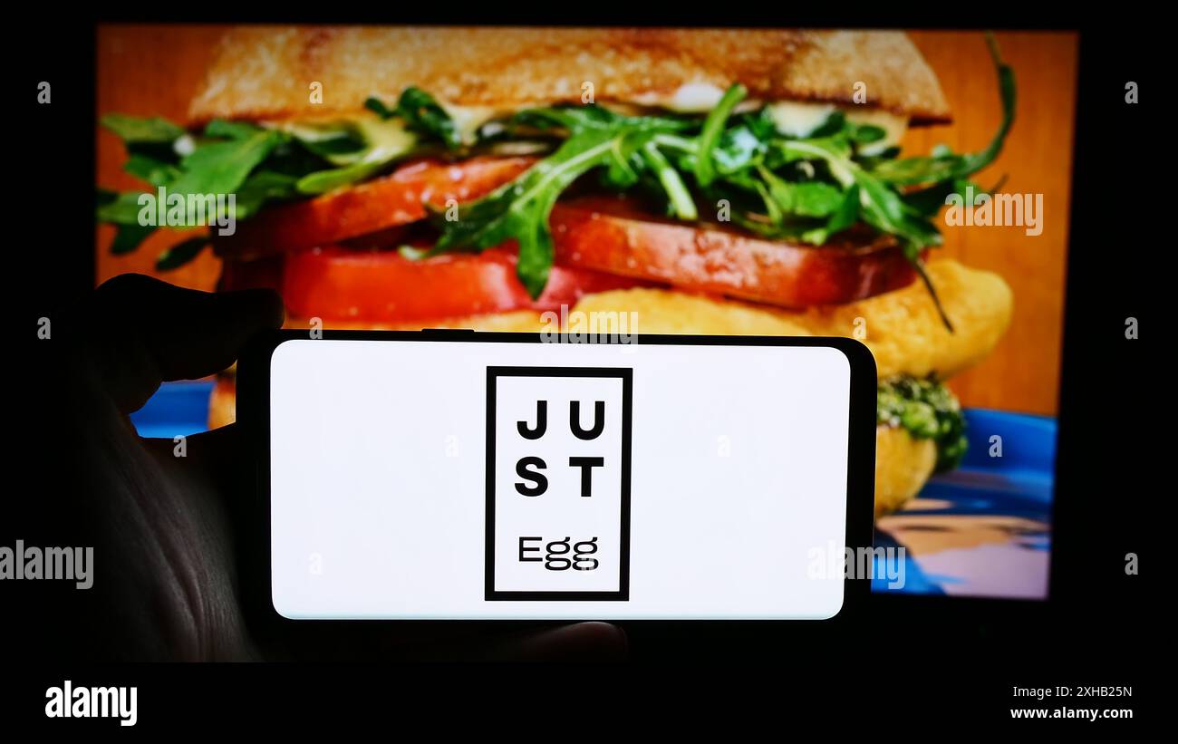 Eat at the computer hi-res stock photography and images - Alamy