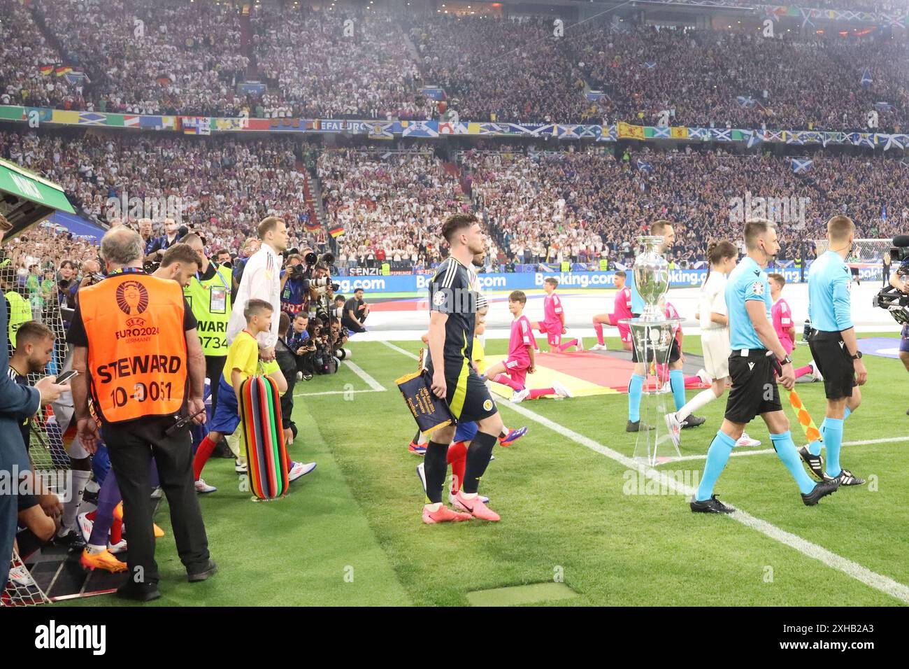 Mannschaften laufen am Pokal vorbei zum Eröffnungsspiel der EURO 2024 ...