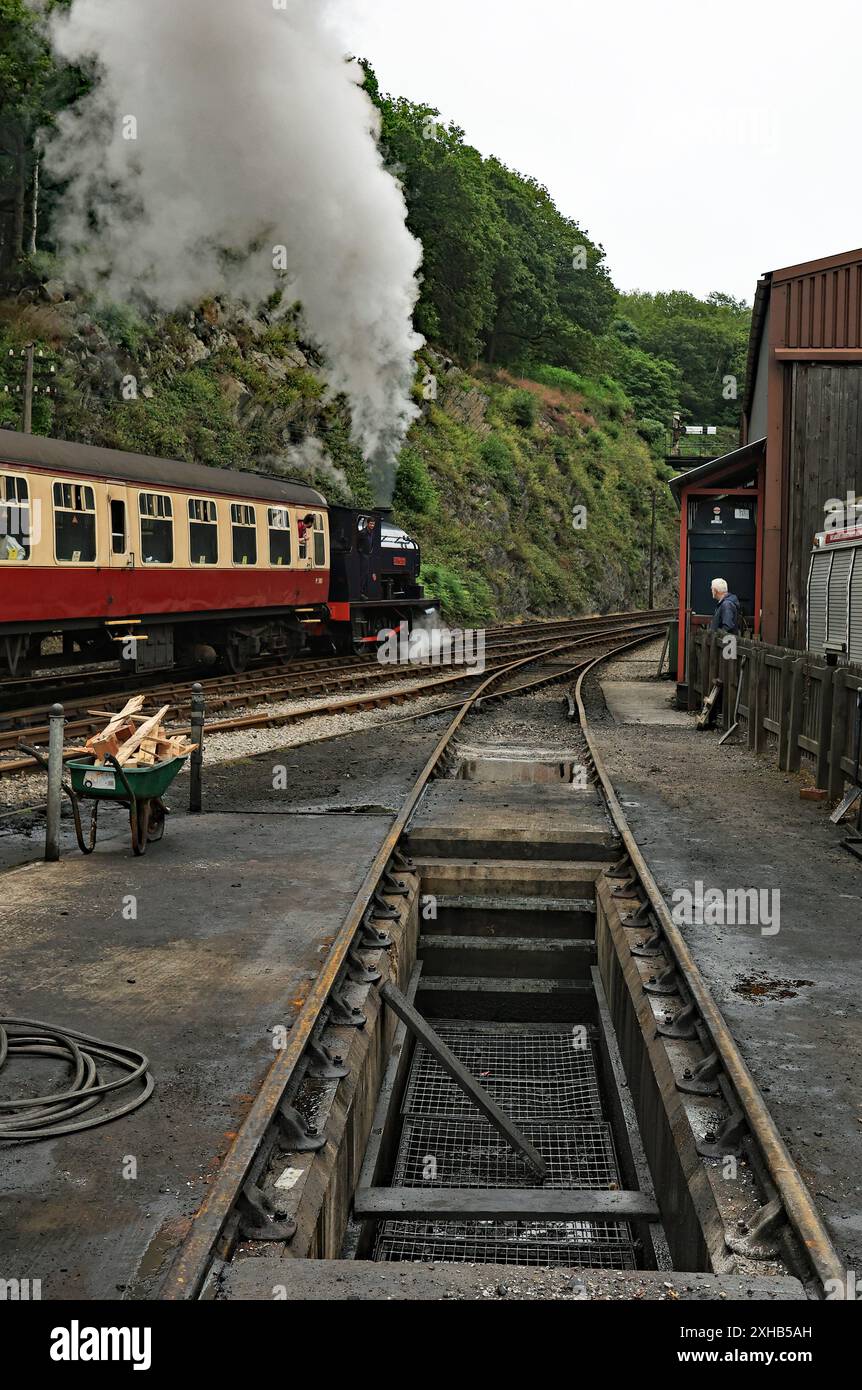 Lakeside service station hi-res stock photography and images - Alamy