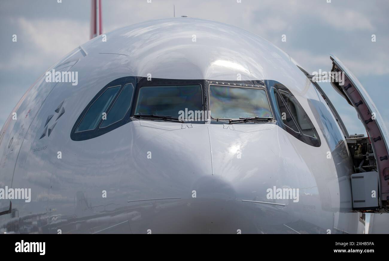 Passenger aircraft exterior cockpit view, Farnborough, England Stock ...