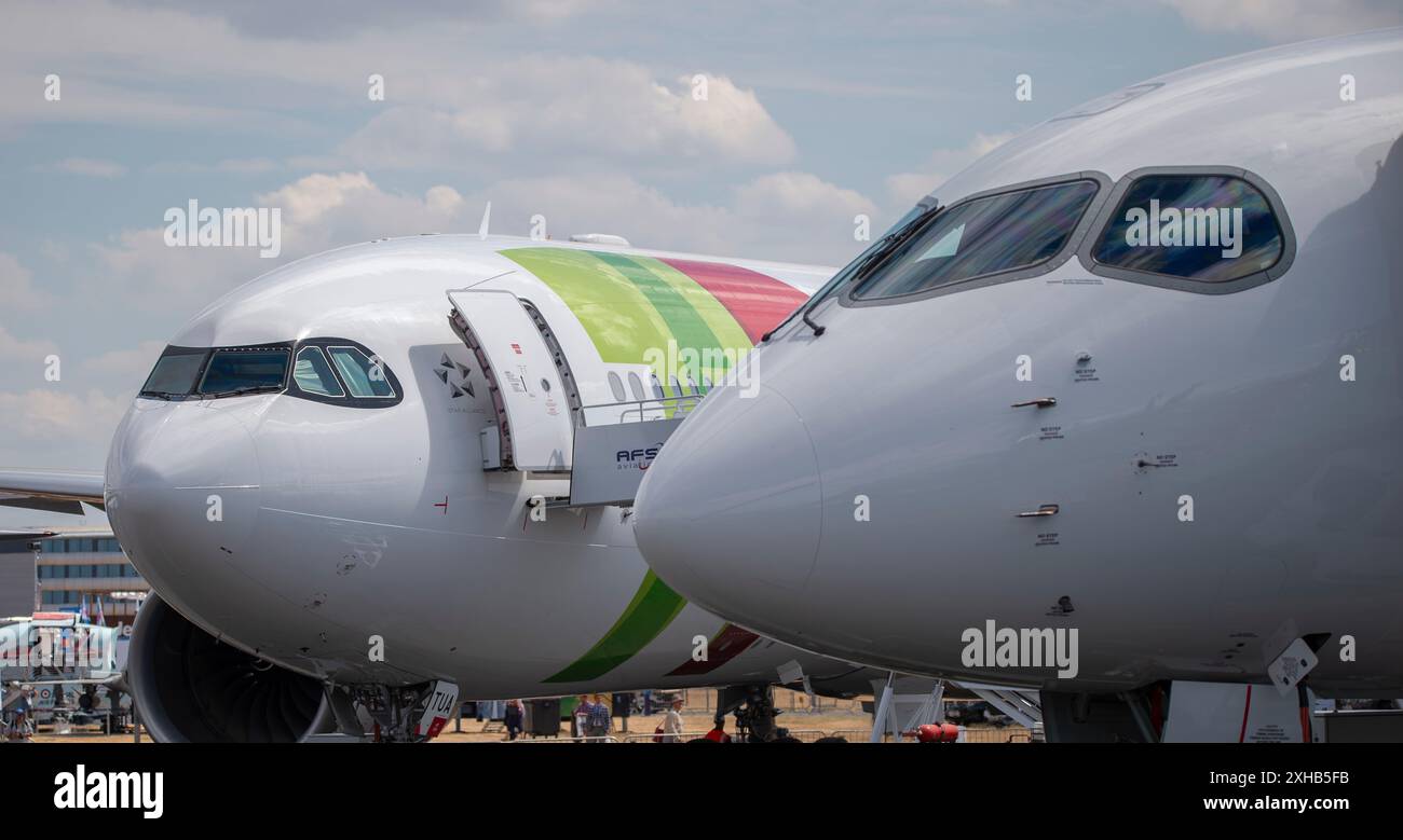 Passenger aircraft exterior cockpit view, Farnborough, England Stock ...