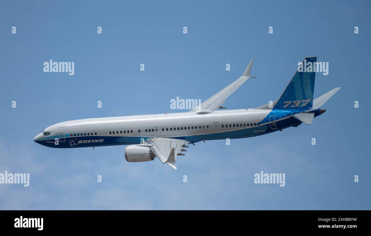 Boeing 737 Max aircraft flying display at Farnborough Airshow 2022 ...