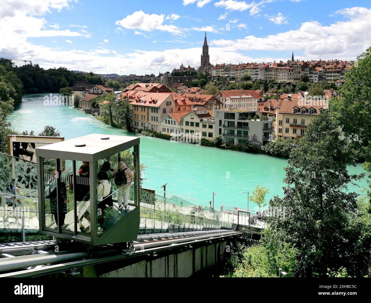 Ein Lift bringt Leute bequem zur Aare Promenade in Bern. *** An ...