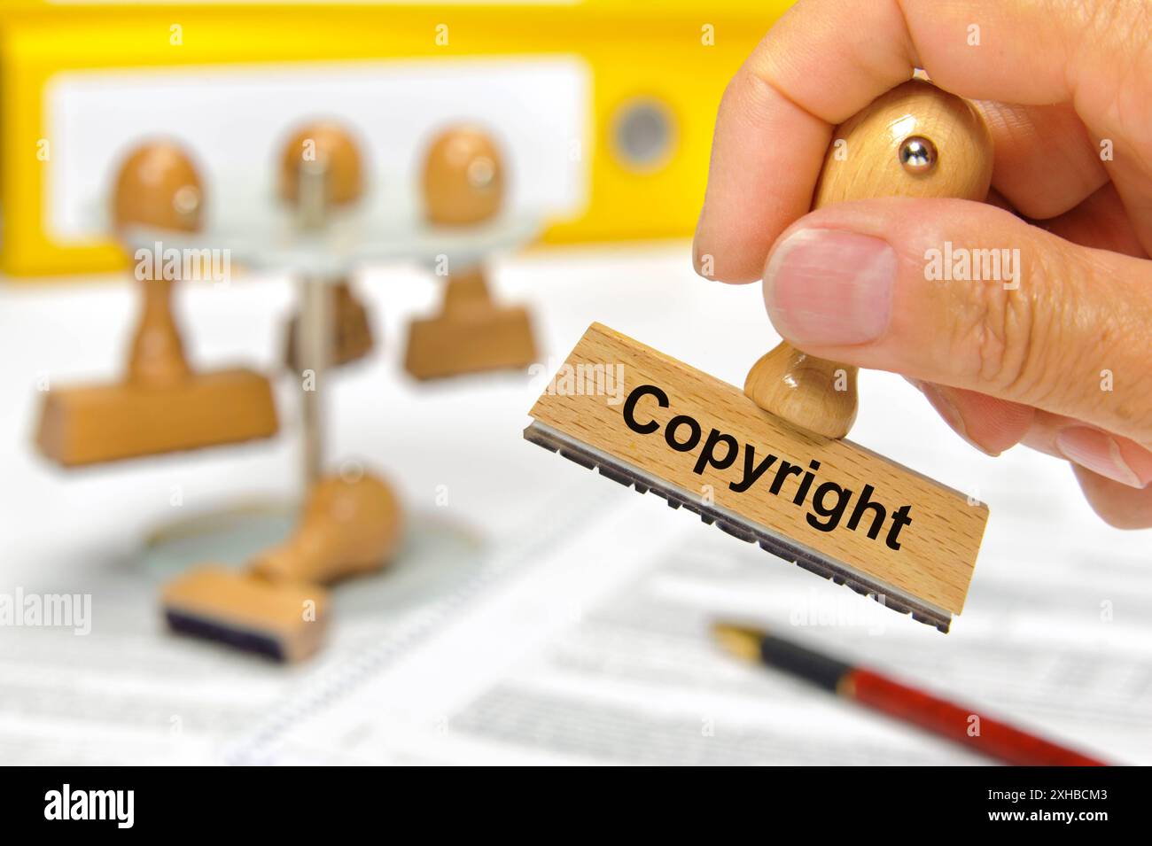 Copyright Ein Holzstempel ist beschriftet mit dem Aufdruck: Copyright ...