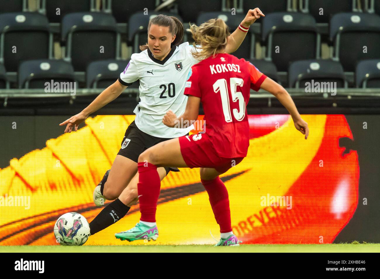 Lilli Purtscheller (20, Oesterreich) mit Milena Kokosz (15, Polen) an ...