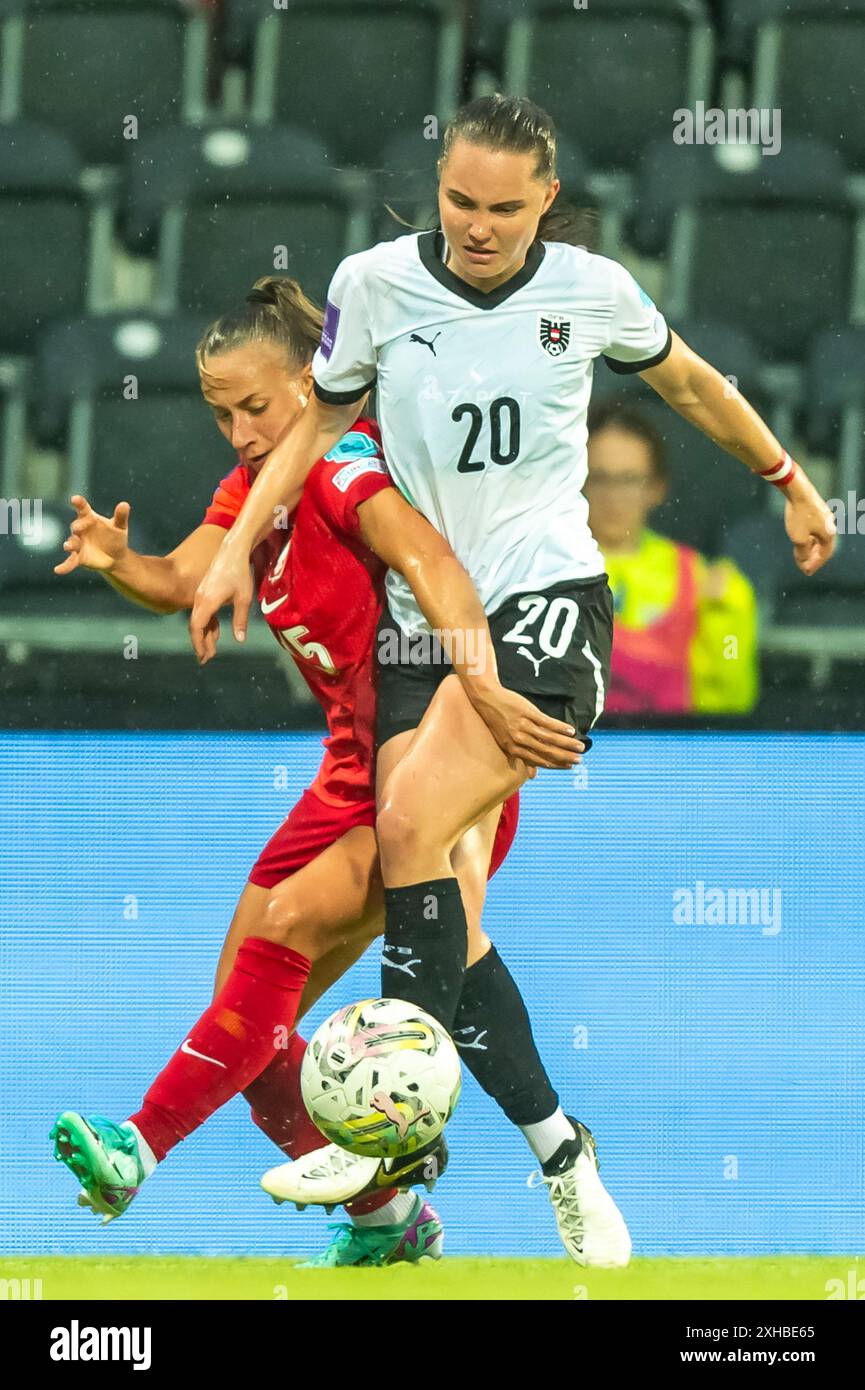 Lilli Purtscheller (20, Oesterreich) vor Milena Kokosz (15, Polen) am ...