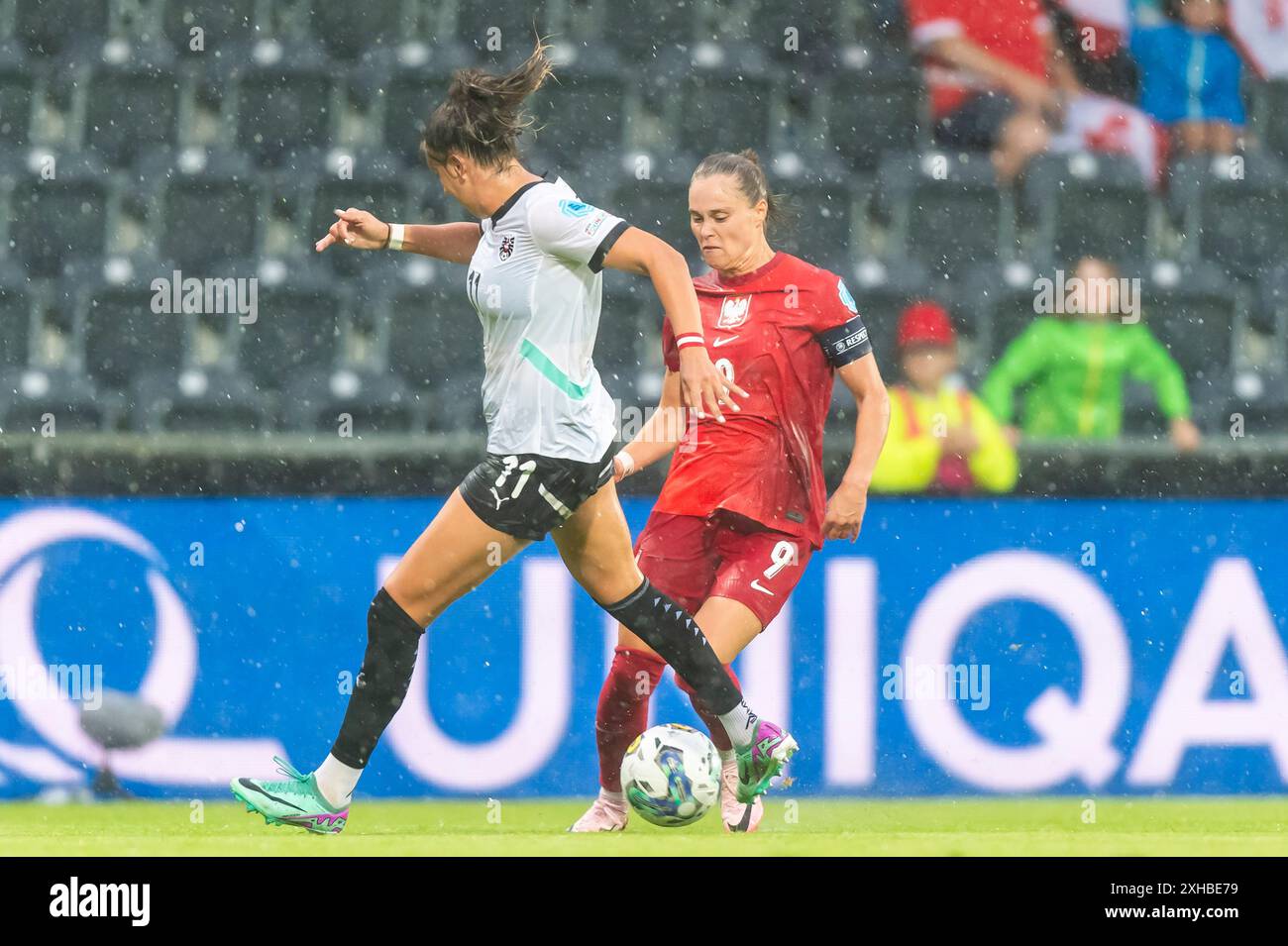 Ewa Pajor (9, C, Polen) geht an Marina Georgieva (11, Oesterreich ...