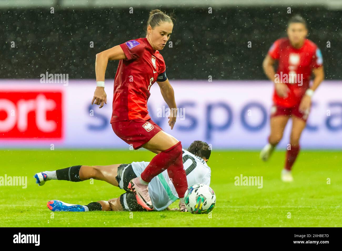 Zweikampf zwischen Ewa Pajor (9, C, Polen) und Laura Feiersinger (10 ...