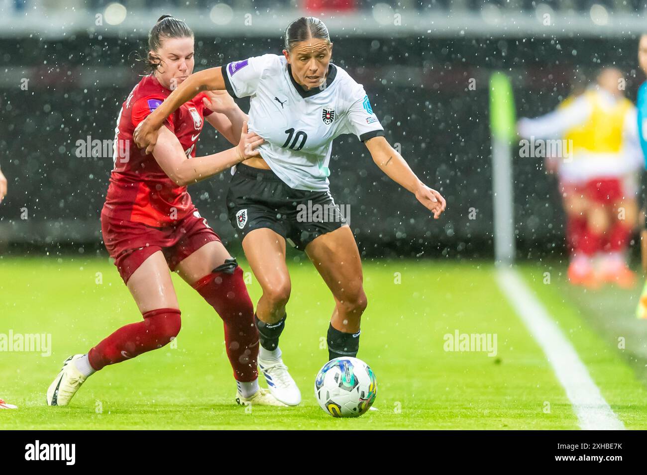 Zweikampf zwischen Adriana Achcinska (23, Polen)und Laura Feiersinger ...
