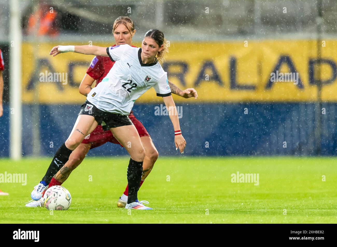 Eileen Campbell (22, Oesterreich) vor liwia Wos (4, Polen) am Ball AUT ...
