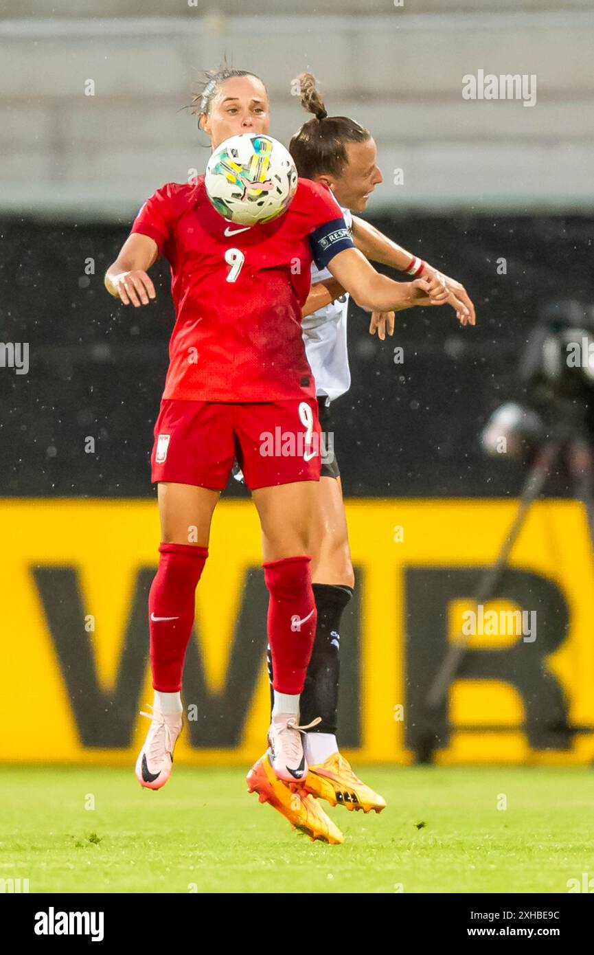 Ewa Pajor (9, C, Polen) vor Jennifer Klein (3, Oesterreich) am Ball AUT ...