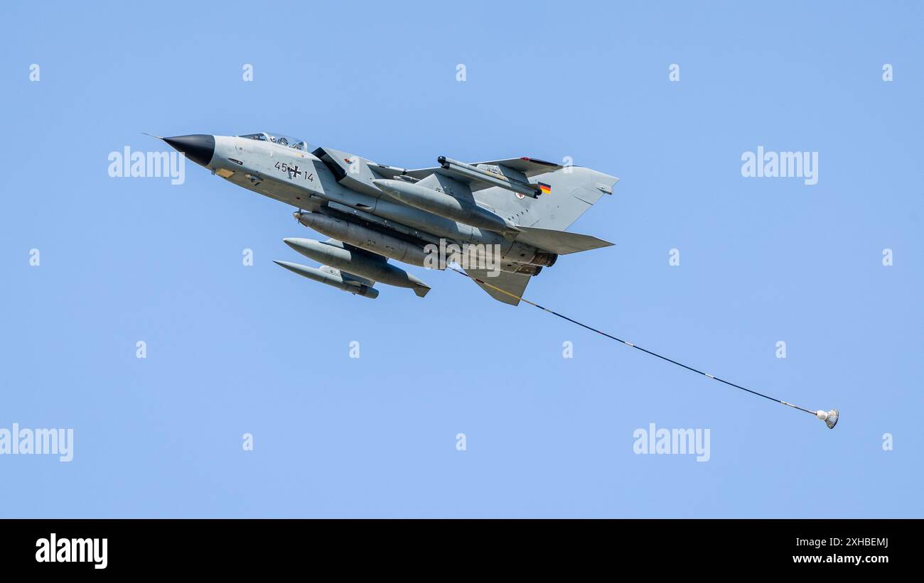 German Air Force - Panavia Tornado demonstrating the Probe-and-drogue ...