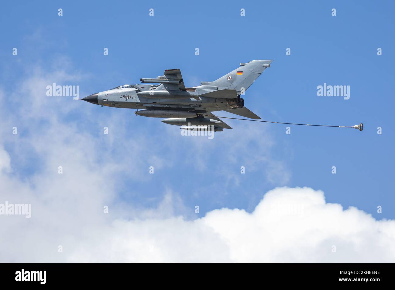 German Air Force - Panavia Tornado demonstrating the Probe-and-drogue ...