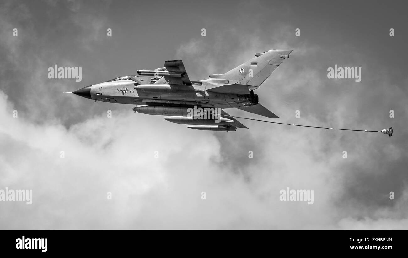 German Air Force - Panavia Tornado demonstrating the Probe-and-drogue ...