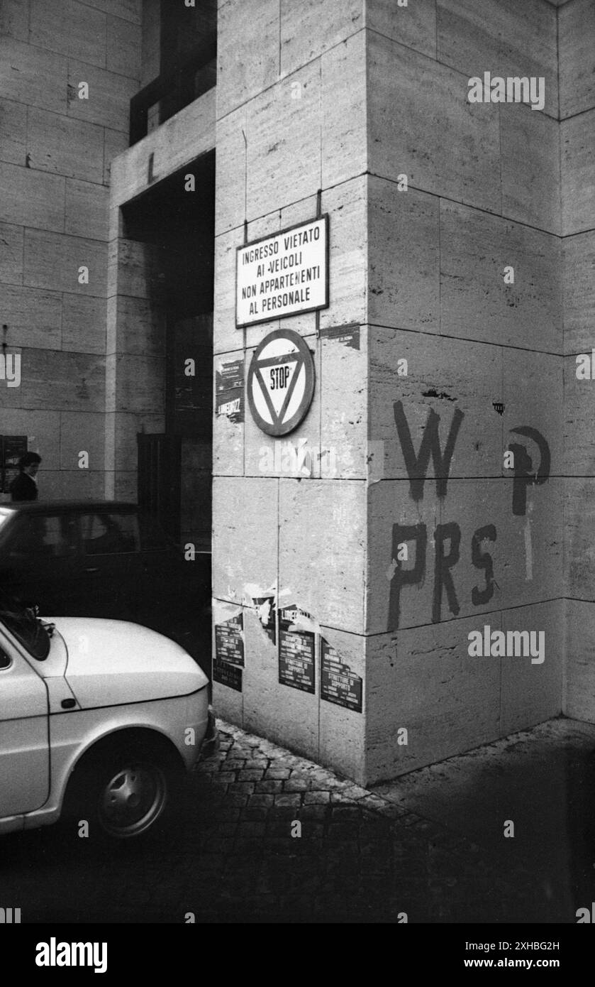War propaganda graffiti Black and White Stock Photos & Images - Alamy