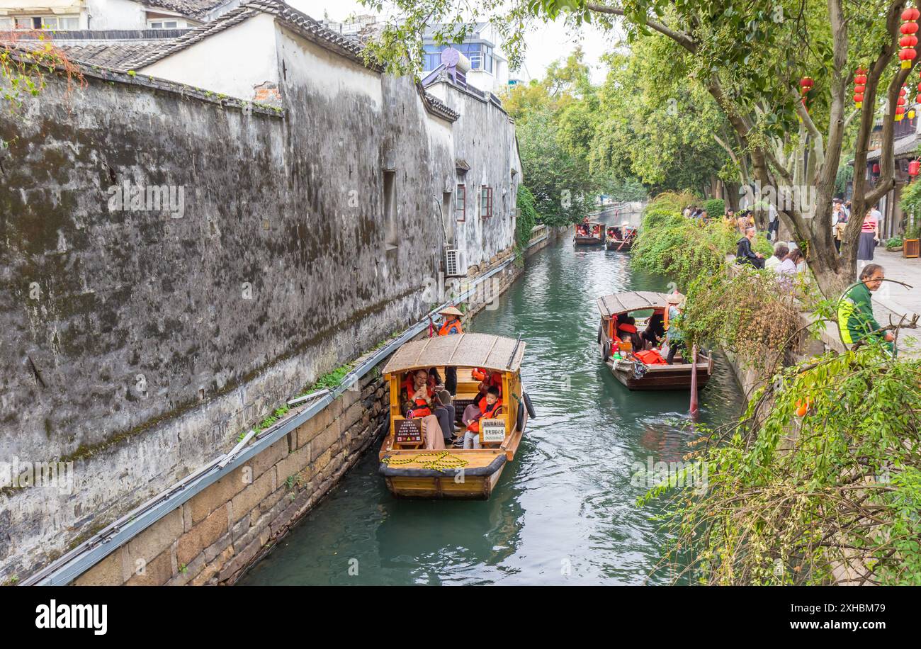 China traditional chinese wooden boats hi-res stock photography and ...
