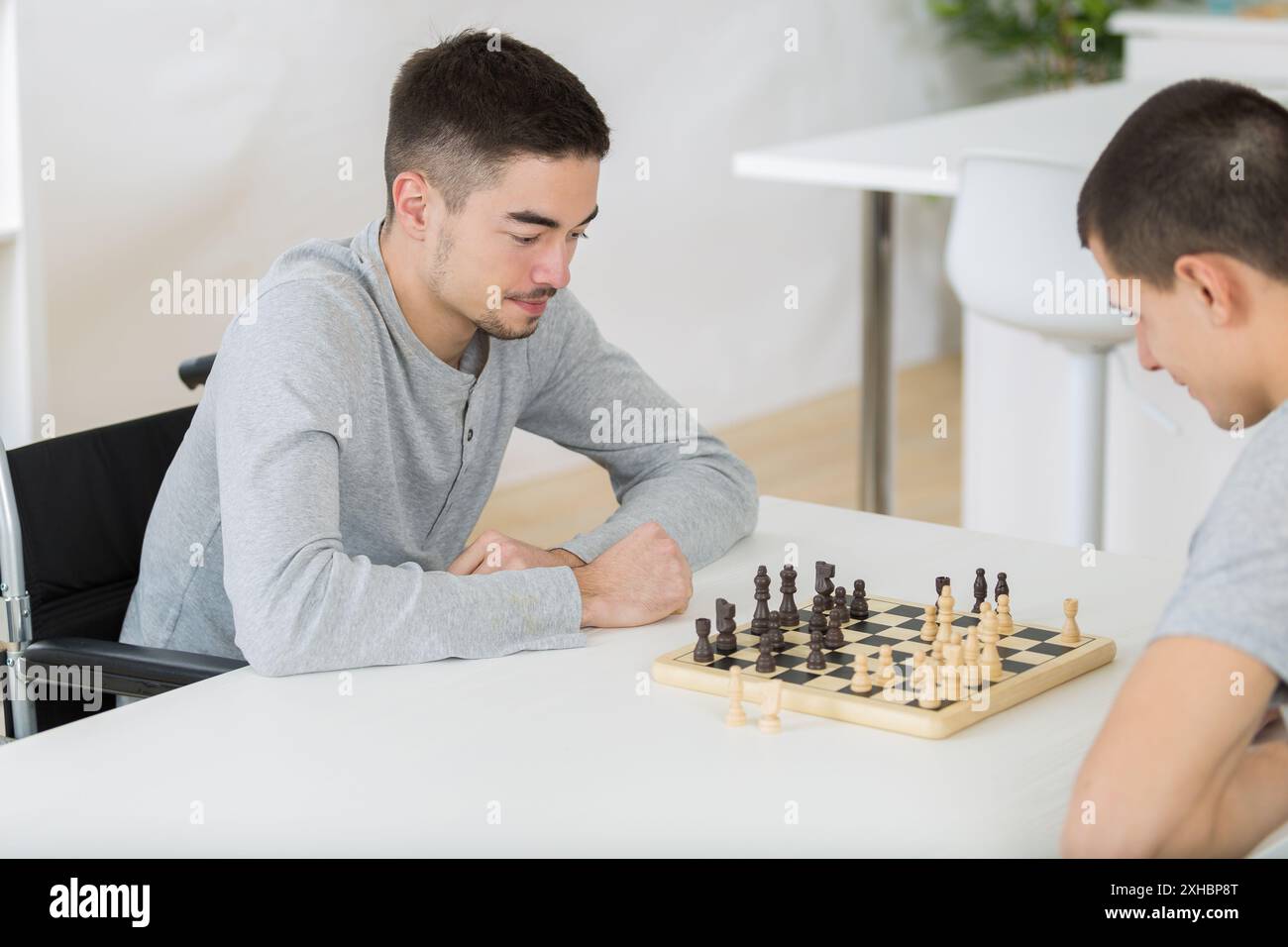 Friends wheelchair teenager hi-res stock photography and images - Alamy