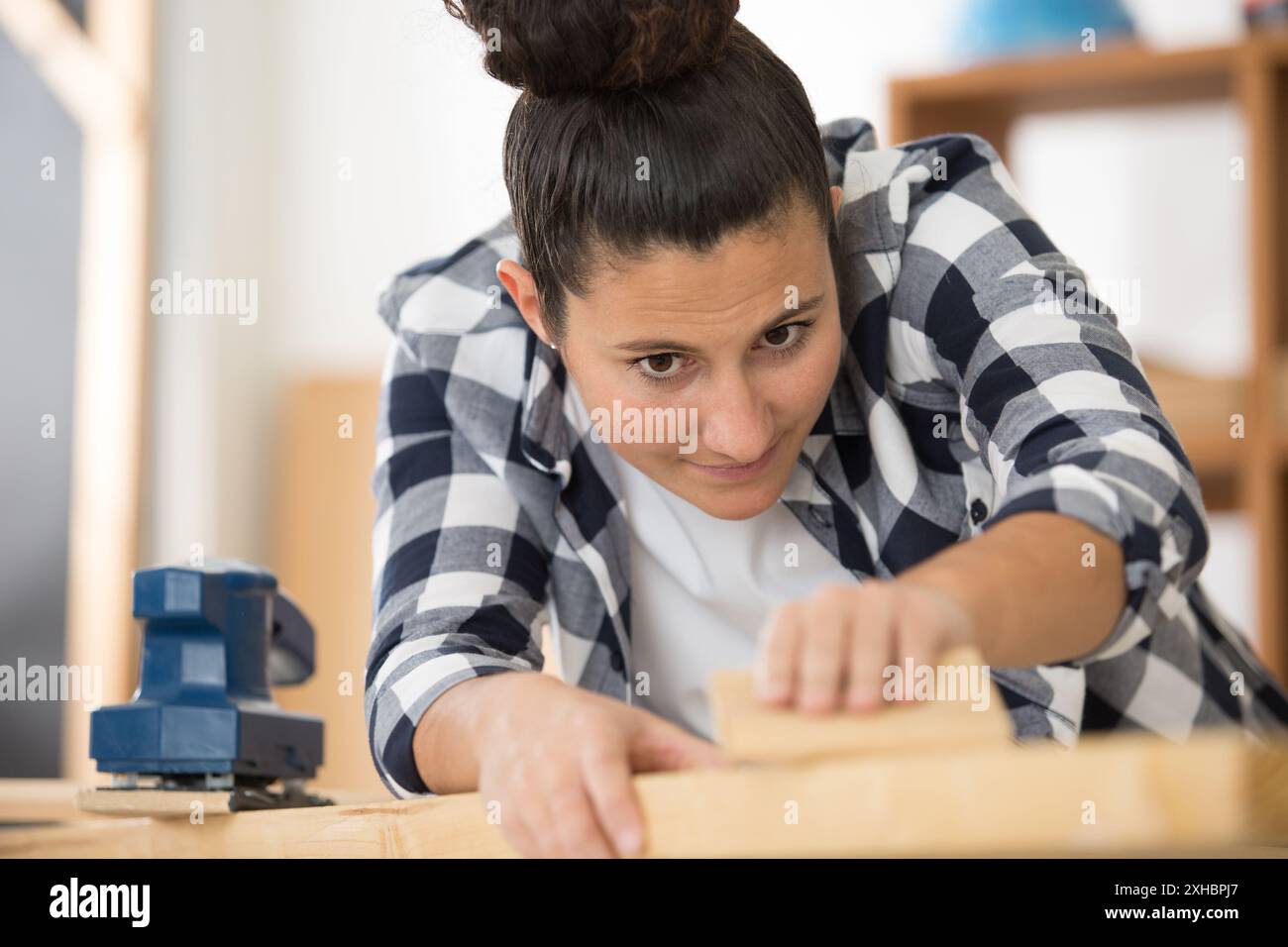 woman hand sanding wood with a sanding machine Stock Photo - Alamy
