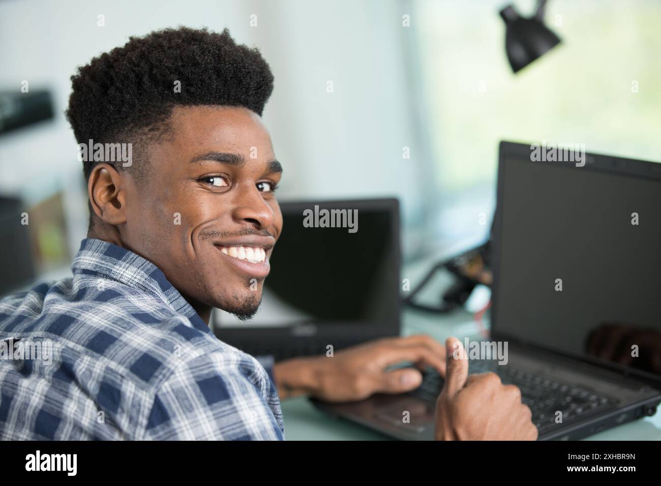 male computer technician holding thumbs-up Stock Photo - Alamy