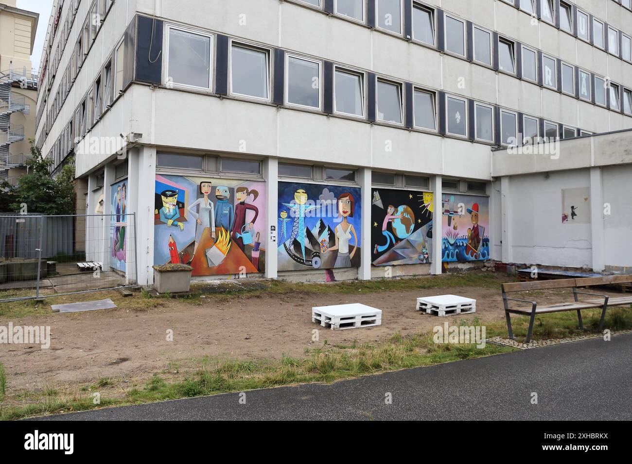 Das Wandbild Der Mensch versinkt im Kosmos Jim Avignon, 2024 am ...