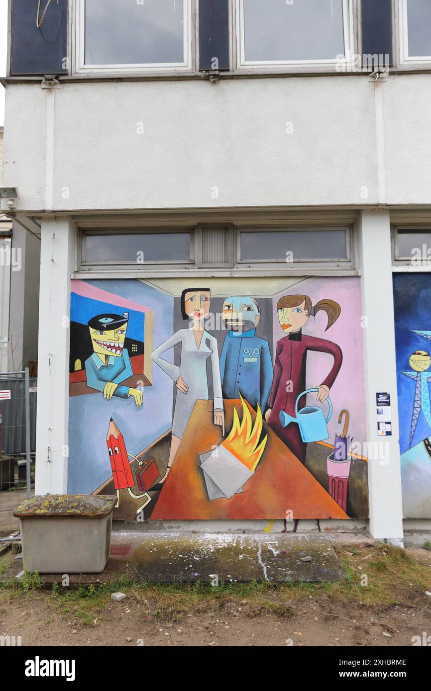 Das Wandbild Der Mensch versinkt im Kosmos Jim Avignon, 2024 am ...