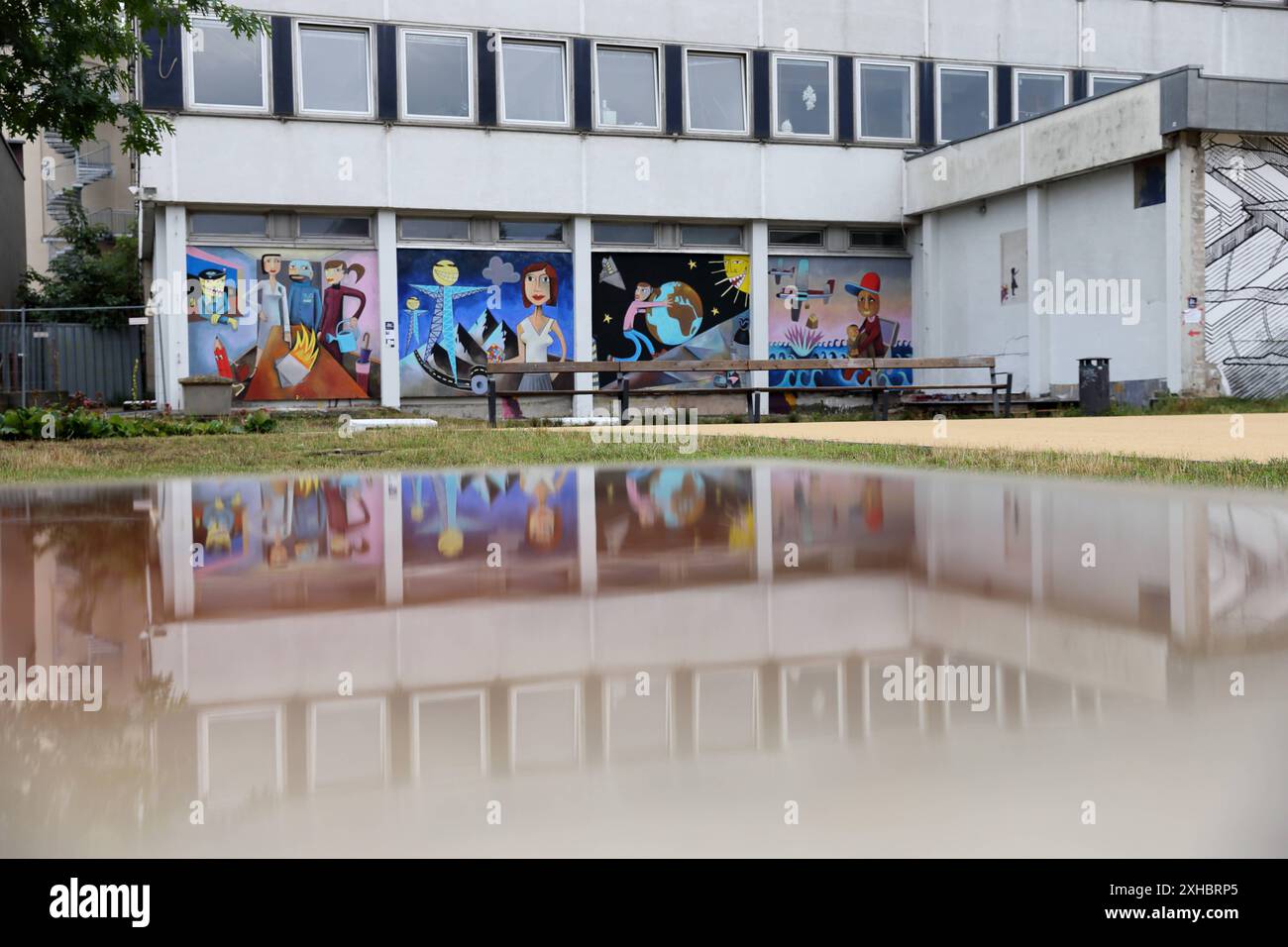 Das Wandbild Der Mensch versinkt im Kosmos Jim Avignon, 2024 am ...