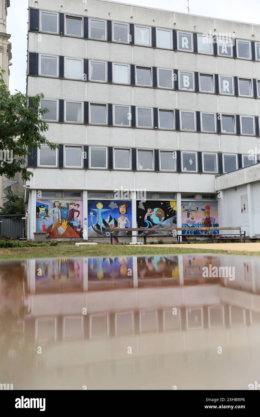 Das Wandbild Der Mensch versinkt im Kosmos Jim Avignon, 2024 am ...