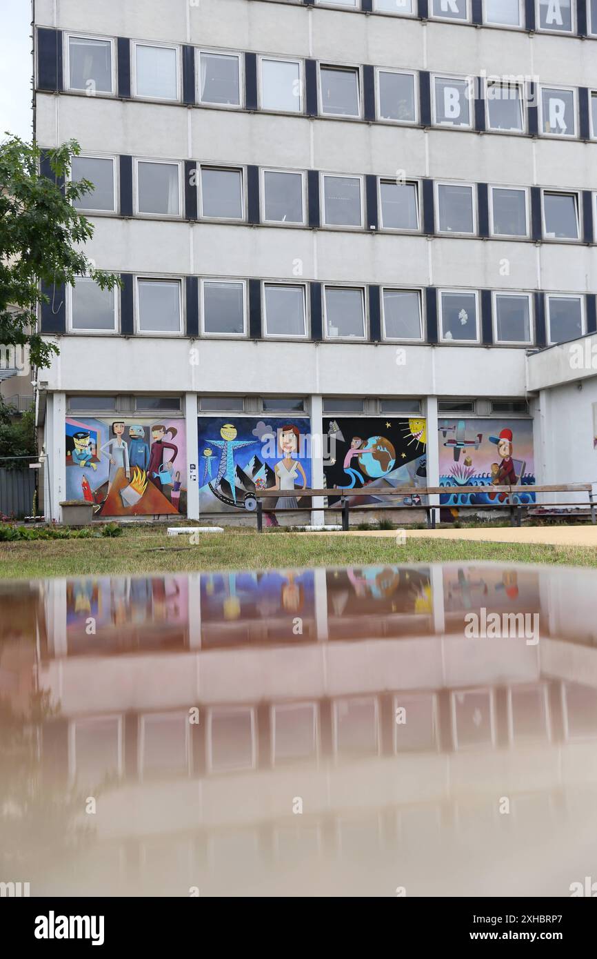 Das Wandbild Der Mensch versinkt im Kosmos Jim Avignon, 2024 am ...