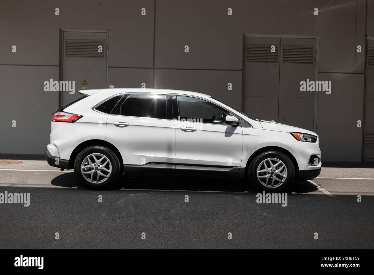White suv car in hi-res stock photography and images - Alamy