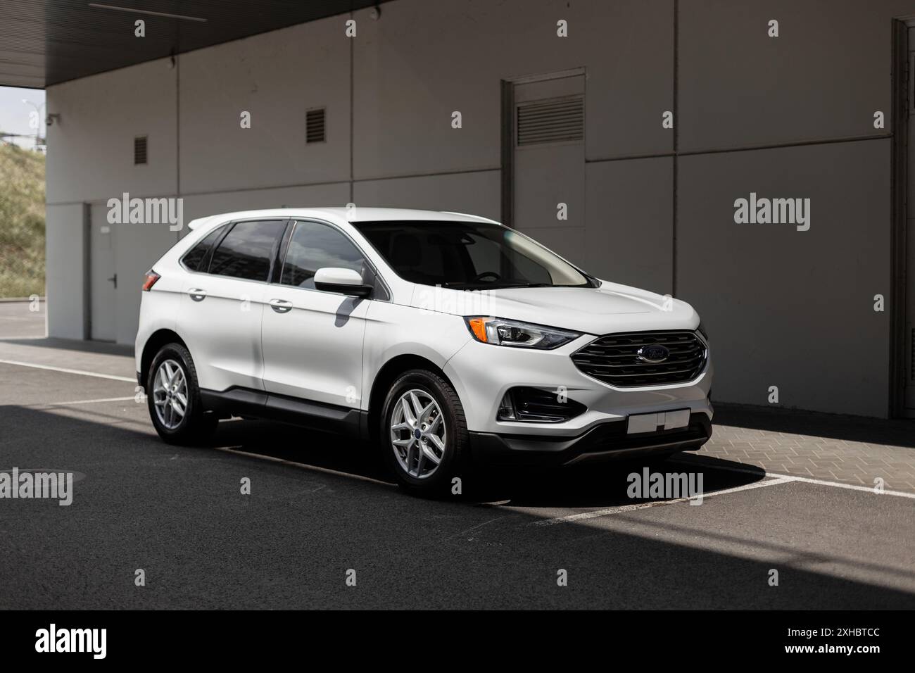 White suv car in hi-res stock photography and images - Alamy