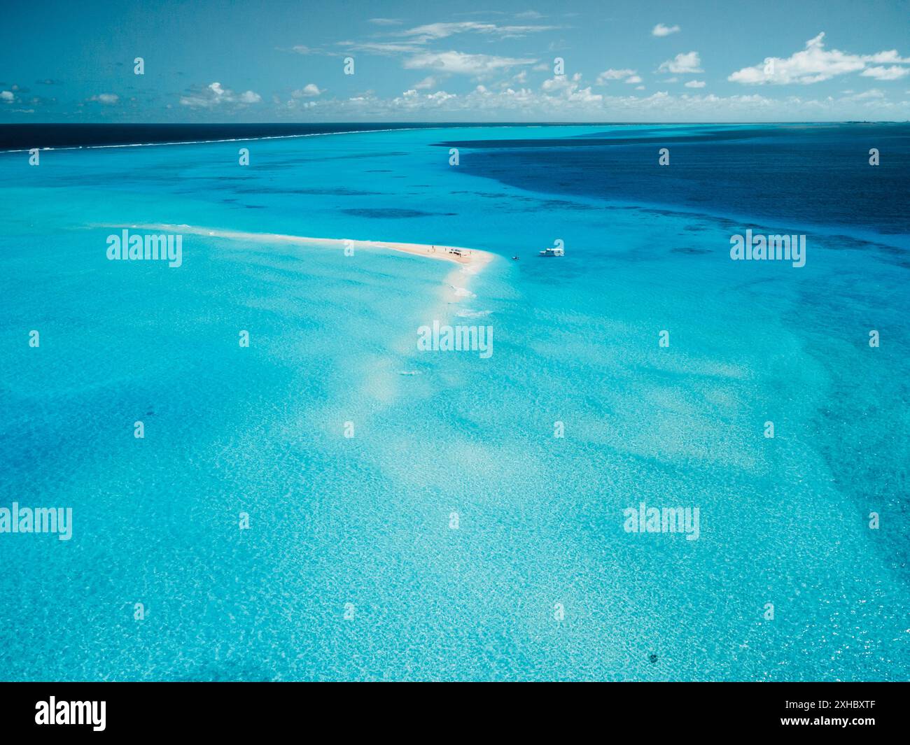 Seascape aerial view with sandbank island on Maldives Male atoll Stock ...