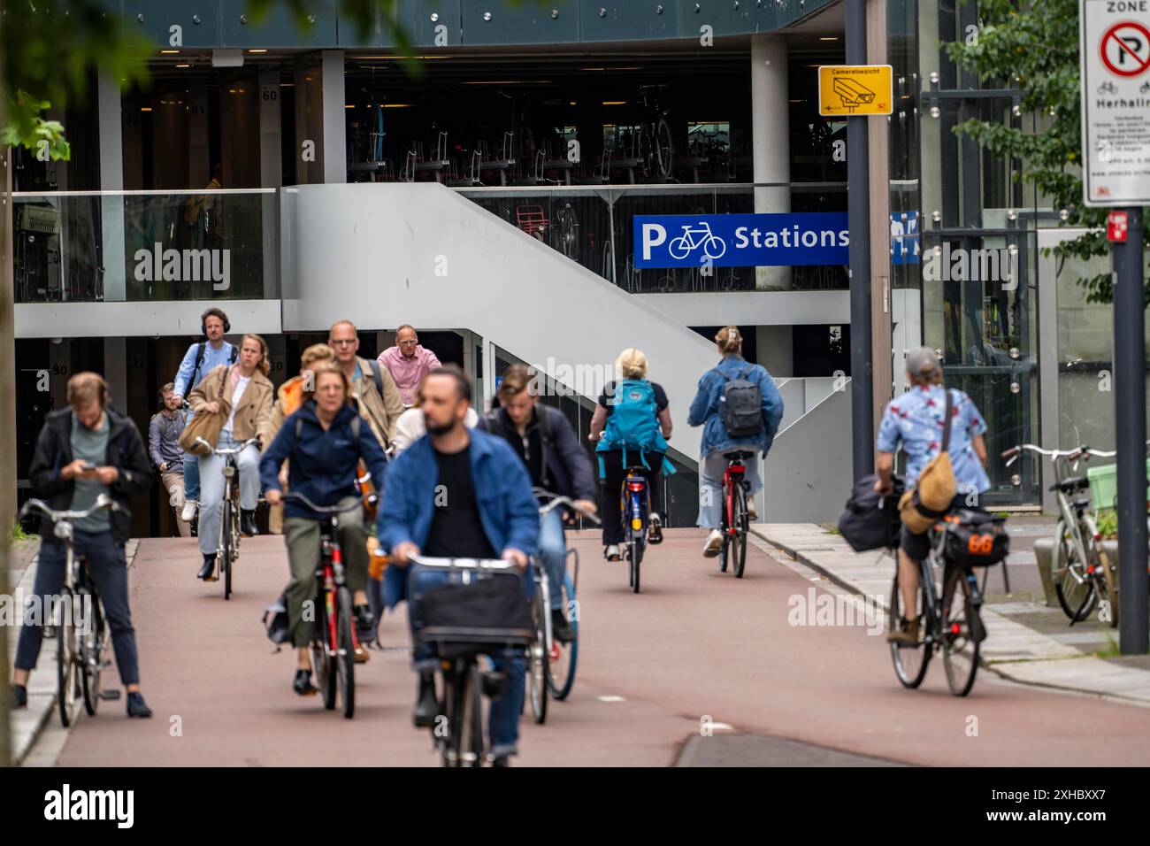 Entrance and exit of the bicycle parking garage at Utrecht Centraal ...