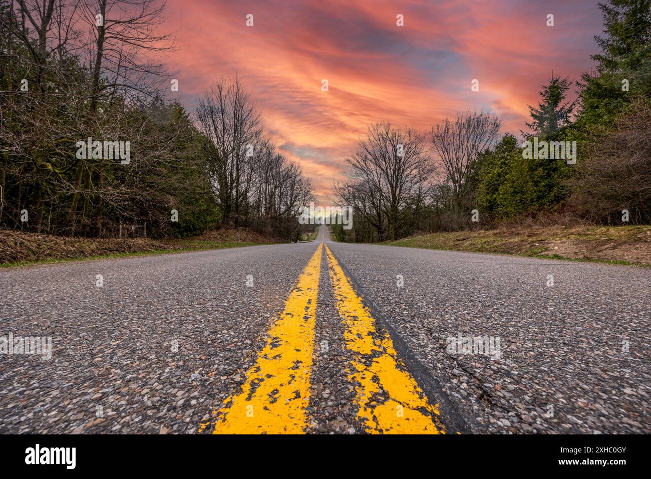 Straight road with yellow lines hi-res stock photography and images - Alamy