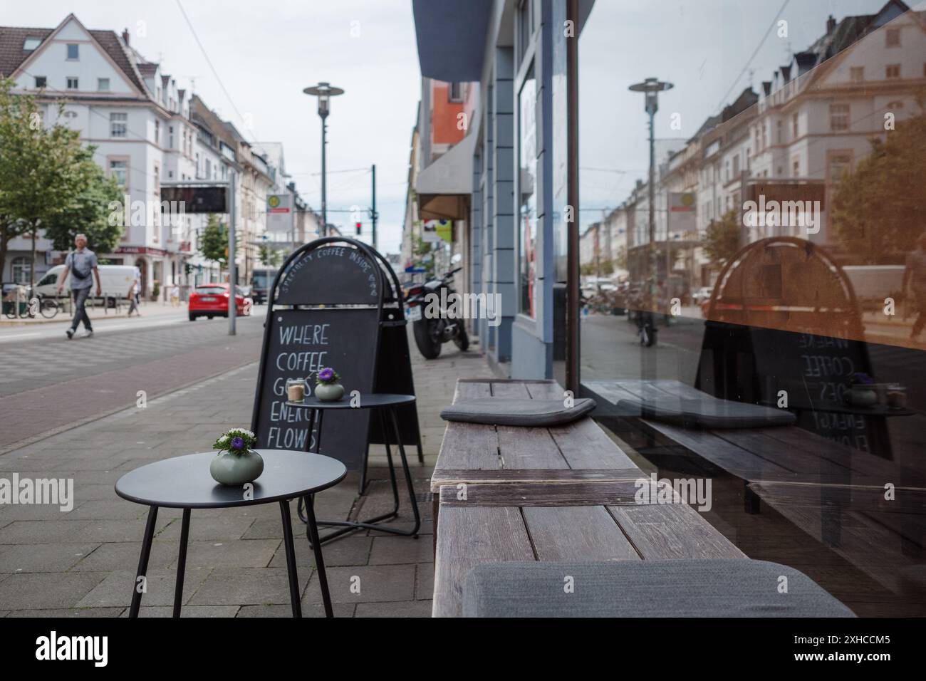Inviting street cafe seating hi-res stock photography and images - Alamy