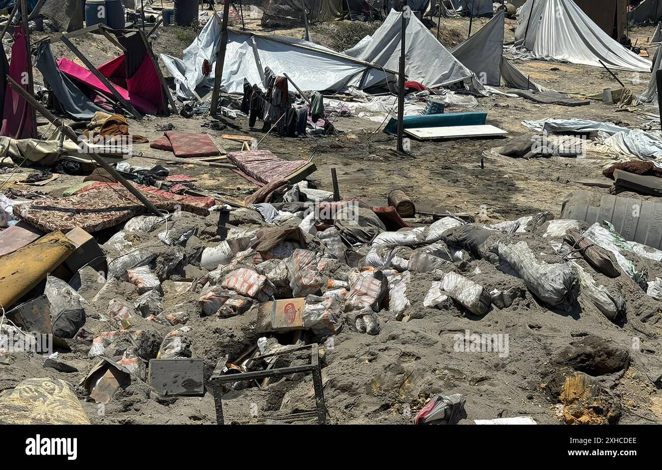 Khan Younis, Gaza. 13th July, 2024. Debris of destroyed tents and make ...