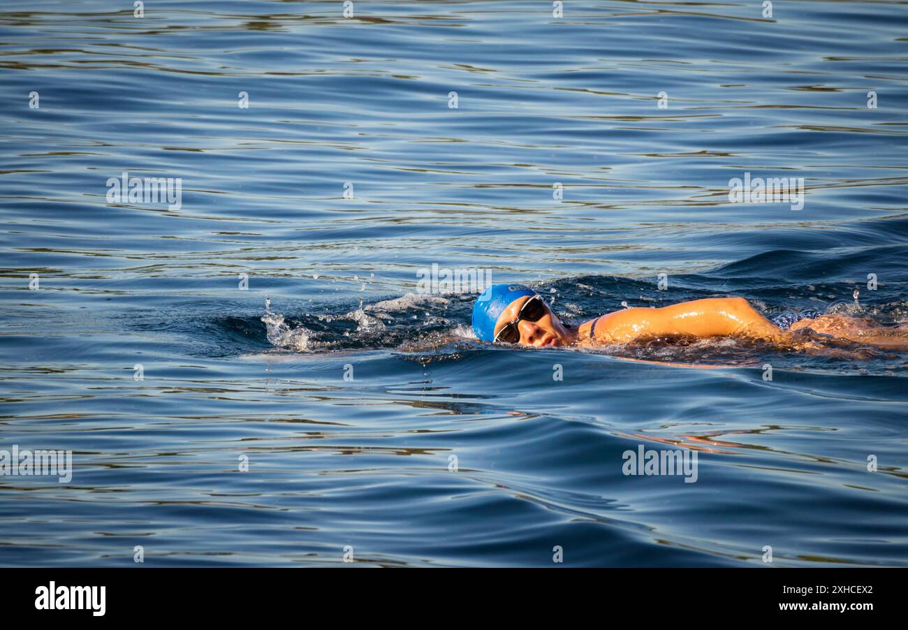 Wave woman hi-res stock photography and images - Alamy