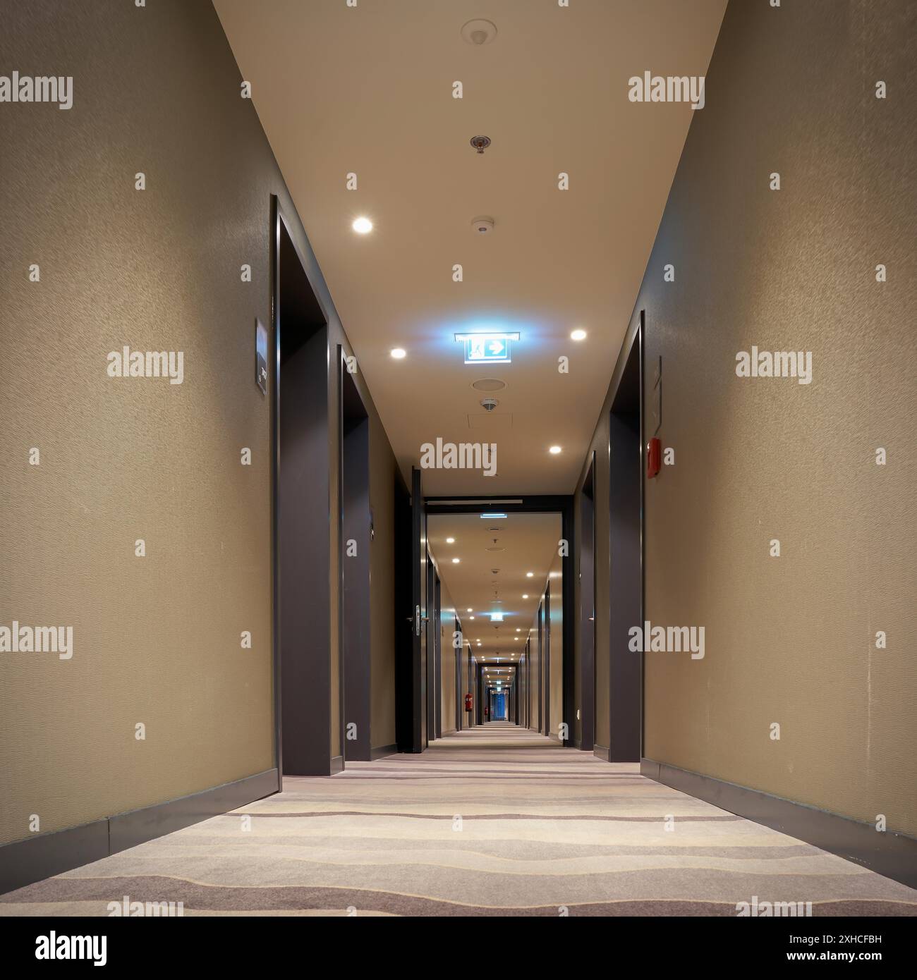 Empty hallway hi-res stock photography and images - Alamy