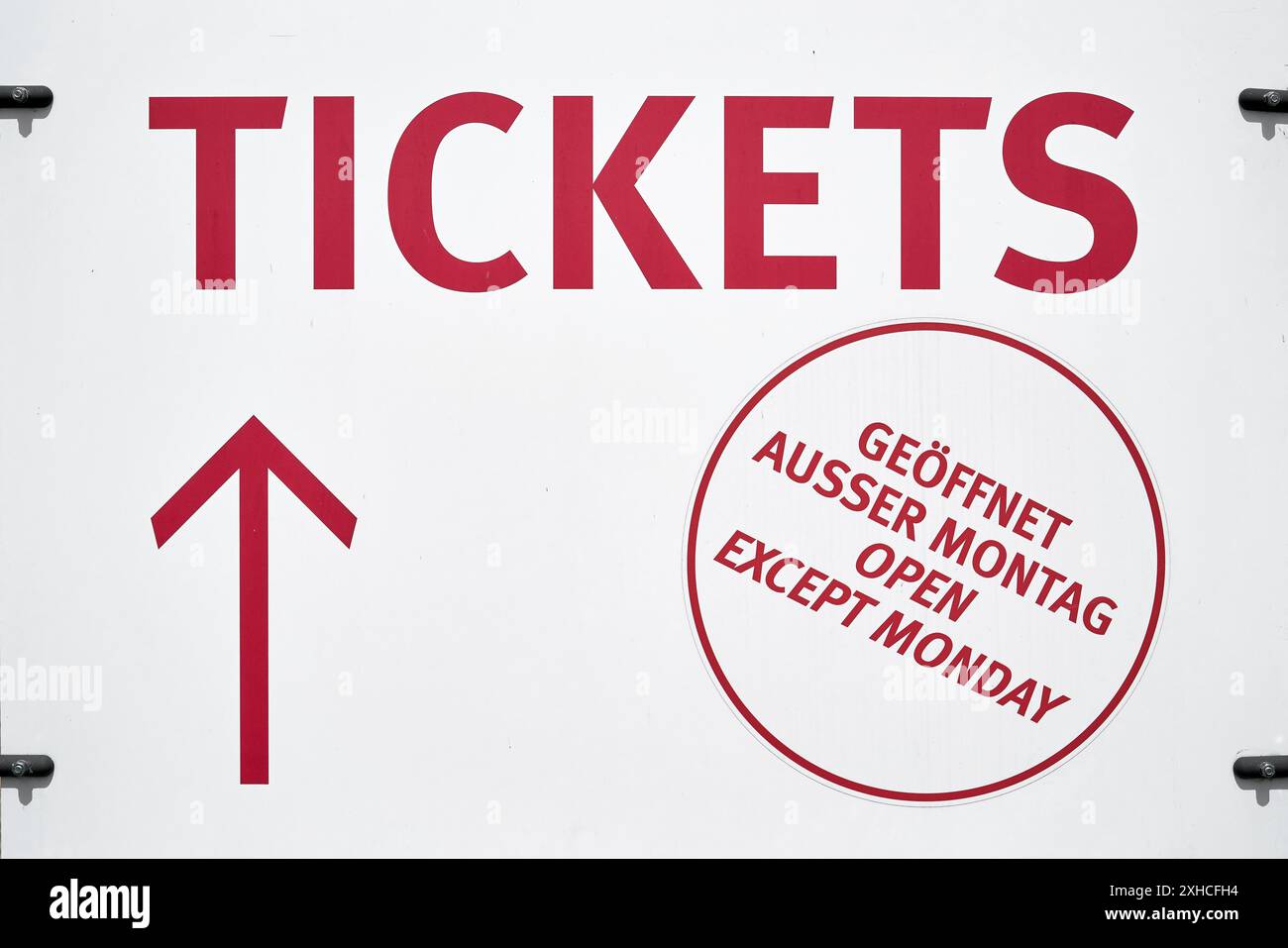 Directional arrow panel hi-res stock photography and images - Alamy