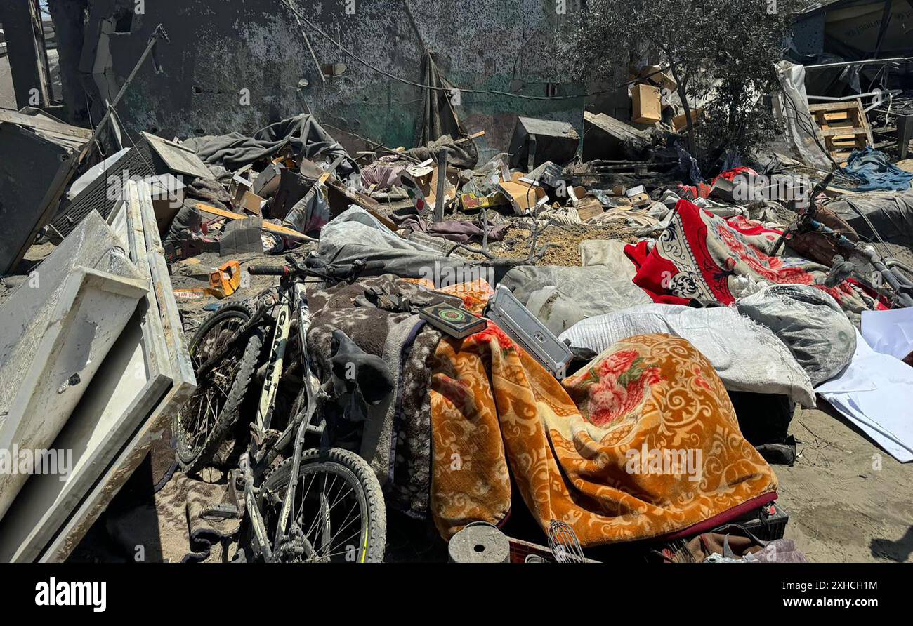 Khan Younis, Gaza. 13th July, 2024. Debris of destroyed tents and make ...