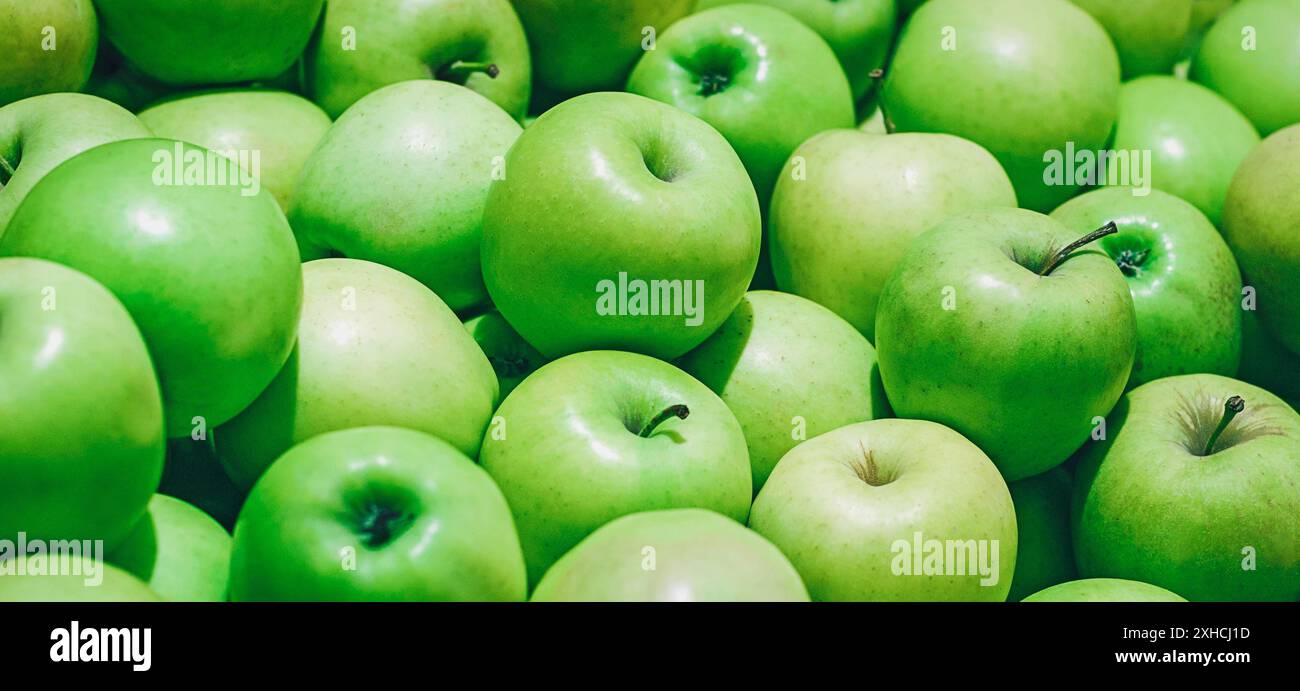 Pile of green apples hi-res stock photography and images - Alamy