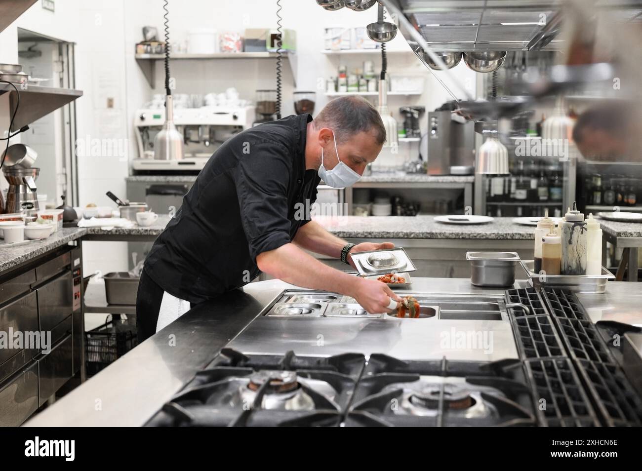 Kitchen counter chef cook hi-res stock photography and images - Alamy