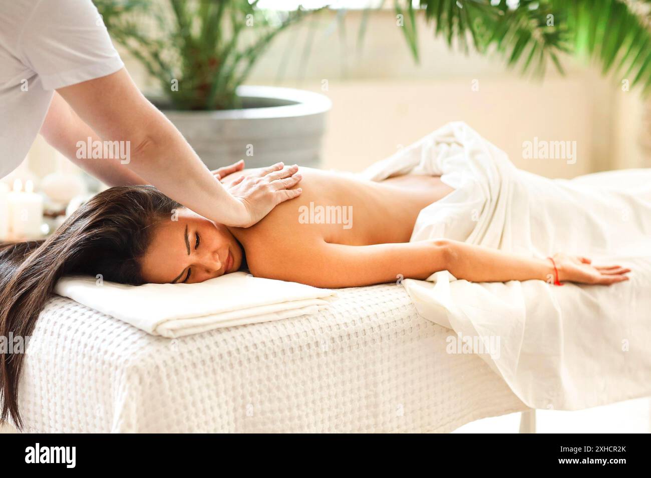 Female ethnic spa client relaxing hi-res stock photography and images - Alamy